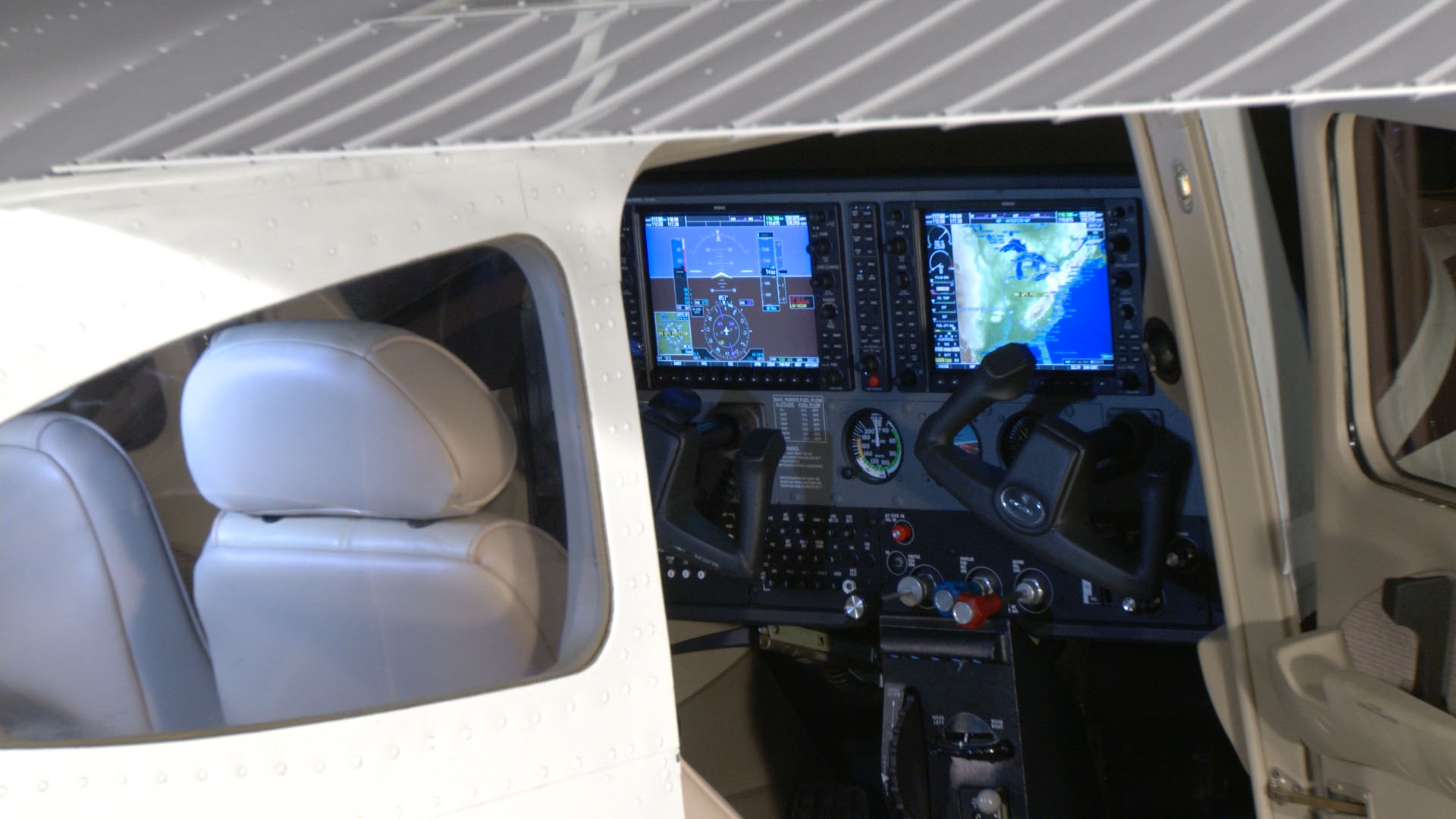 Video tip: explore the differences in airplane cockpits : Flight ...