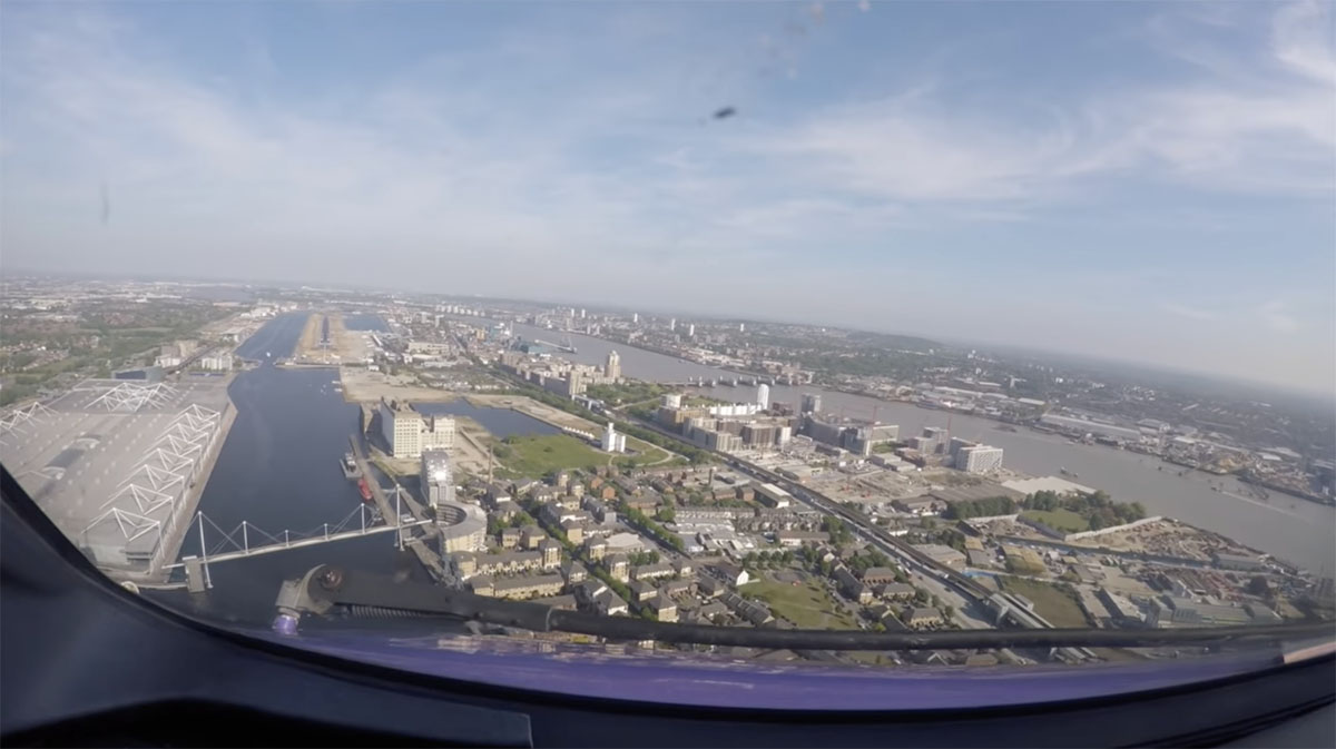 Video: Steep approach into London City Airport : Flight Training Central